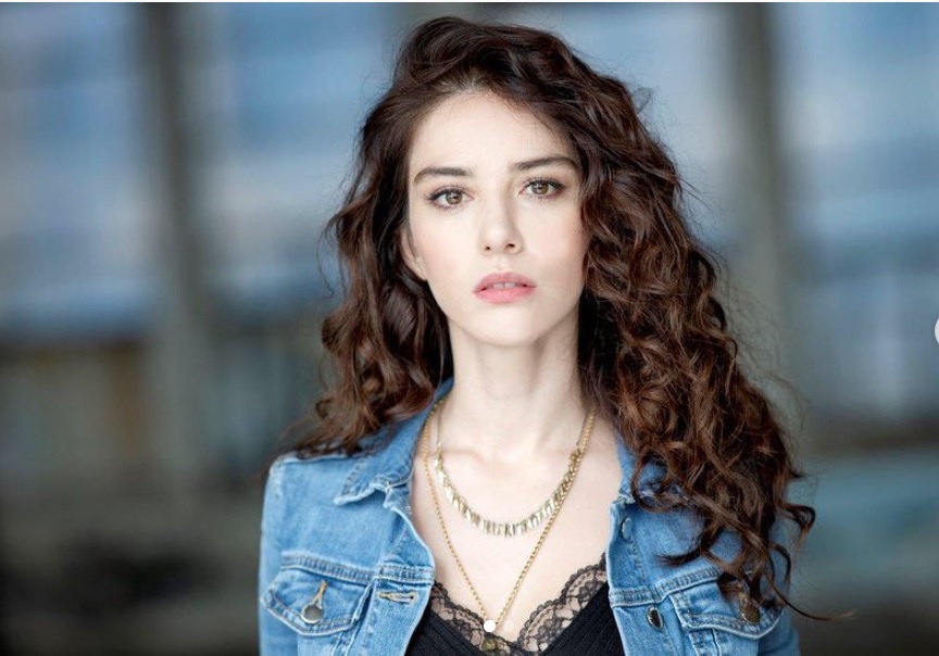 Cine este Özge Gürel, partenera lui Can Yaman din serialele „Dulce ...