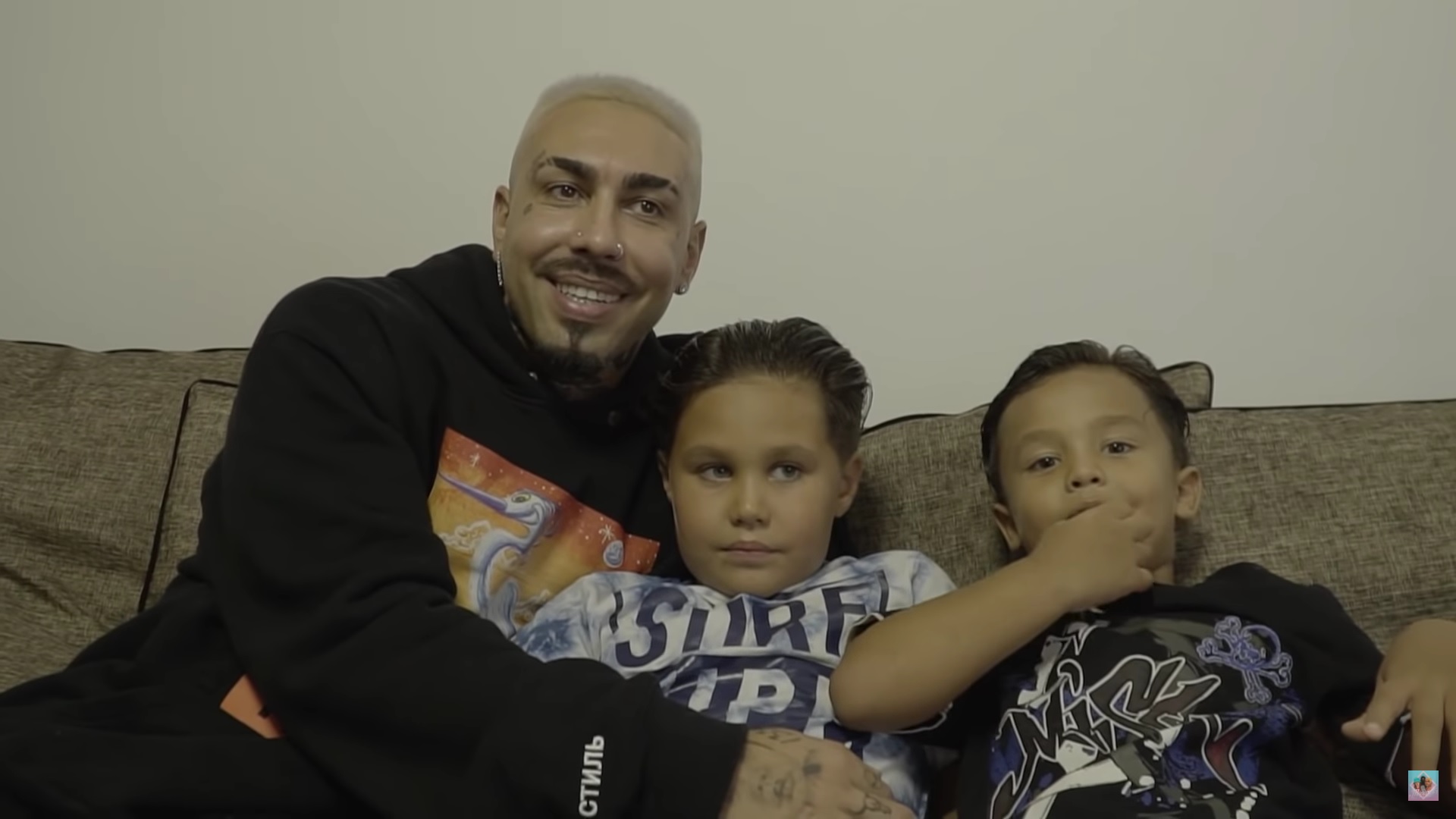 Alex Velea, imagini rare cu familia sa. Cum arată părinții artistului ...