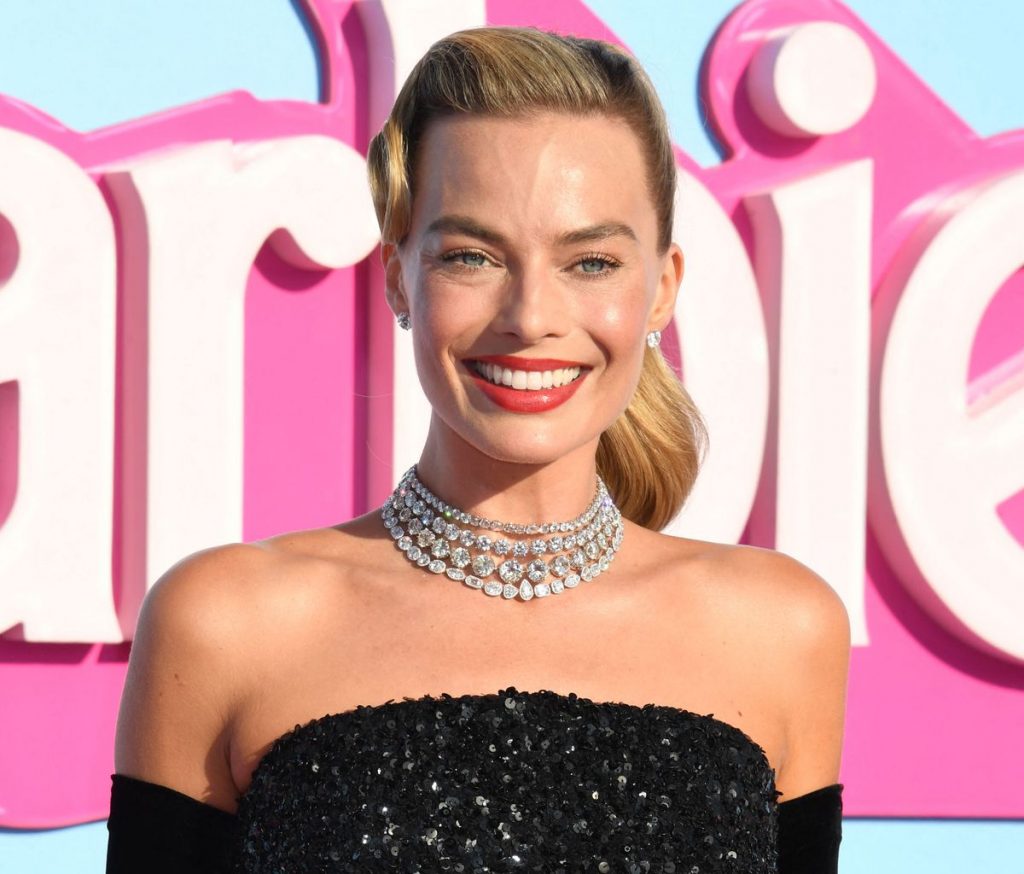 Fără roz la premiera filmului Barbie! Margot Robbie a strălucit într-o ...