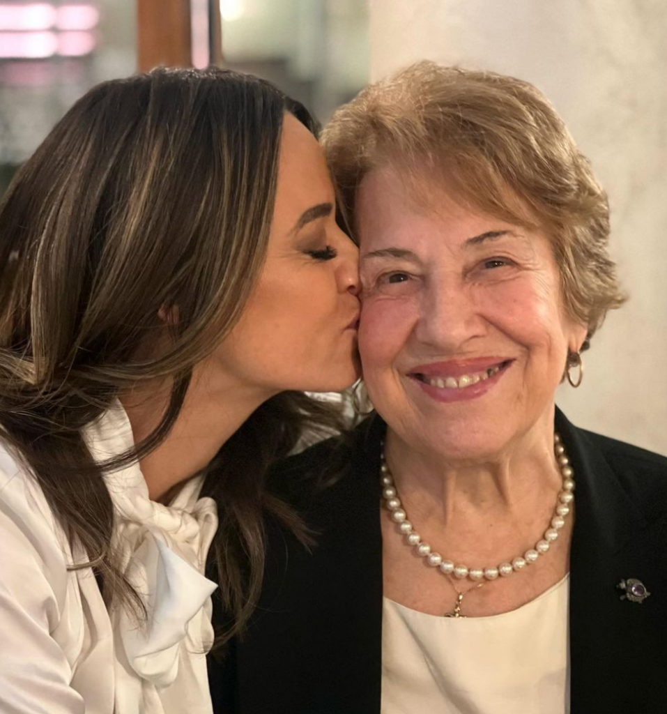 Mama Andreei Raicu a împlinit o vârstă respectabilă, dar nu-i dai anii ...