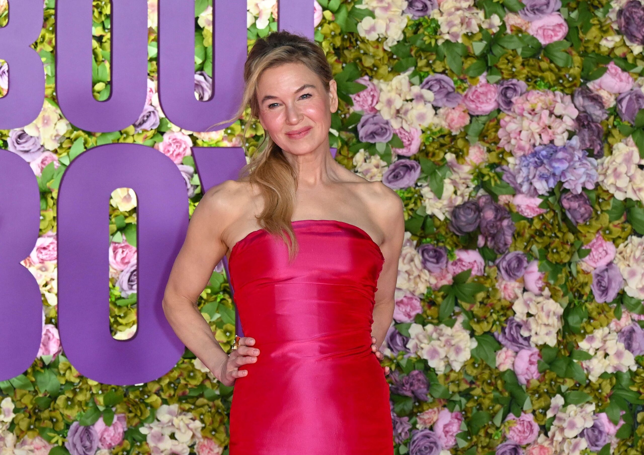 Renée Zellweger, superbă pe covorul roșu. Imagini de la premiera ...