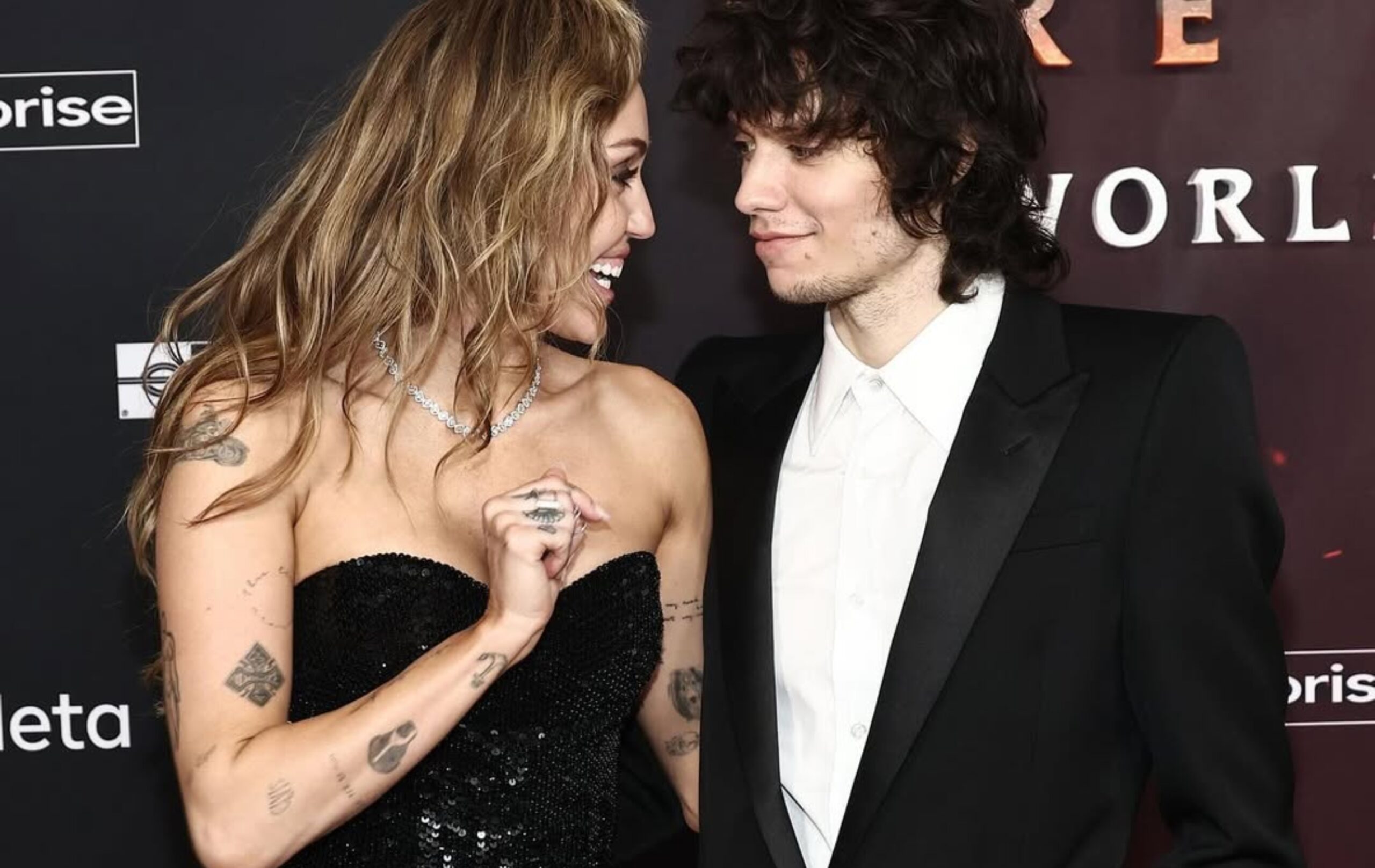 Miley Cyrus s-a logodit cu Maxx Morando. Primele imagini cu inelul care ...